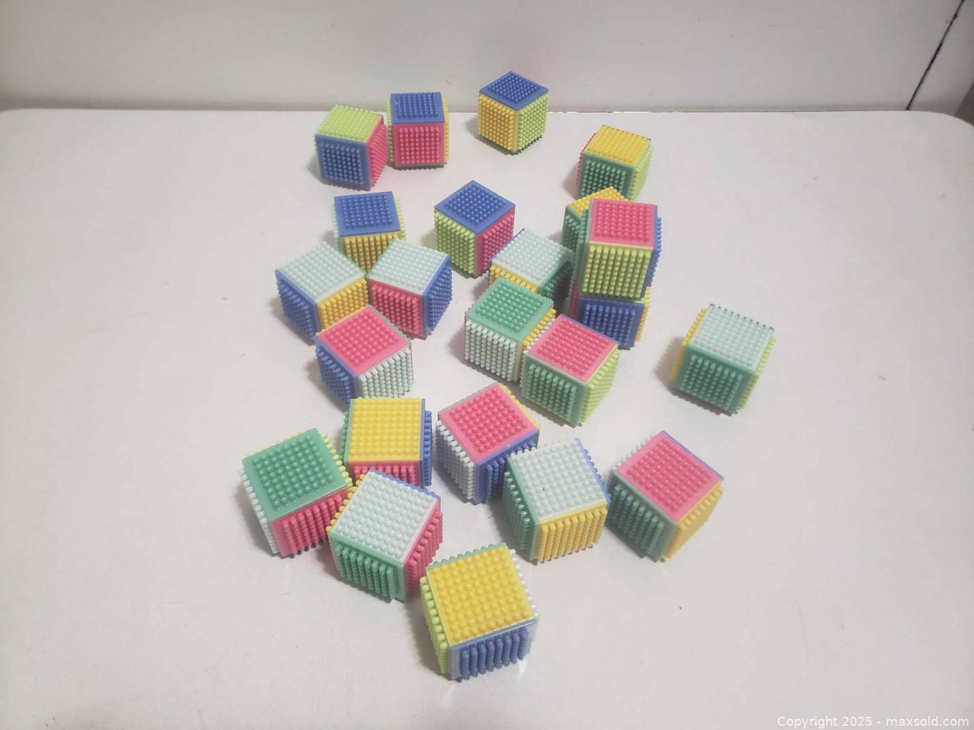 Set of plastic interlocking cube blocks | Maxsold