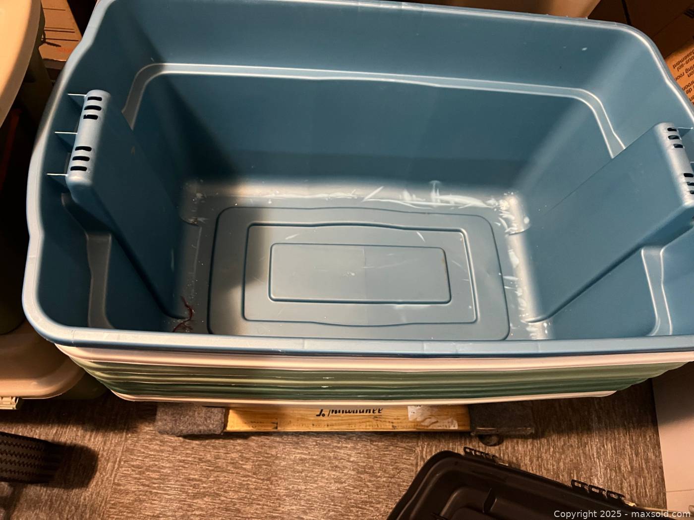 24 Rubbermaid hinged storage totes w lids | Maxsold