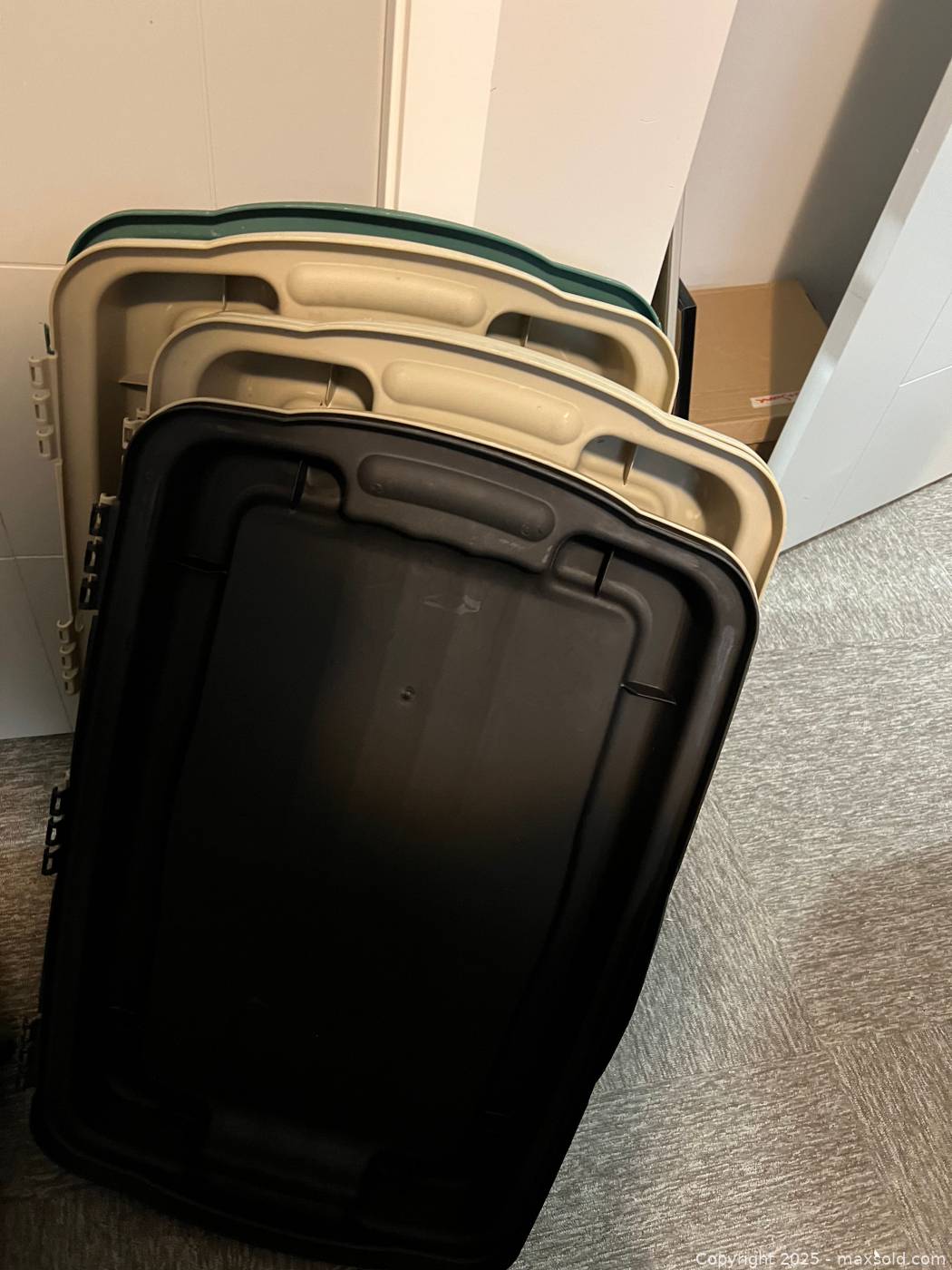24 Rubbermaid hinged storage totes w lids | Maxsold