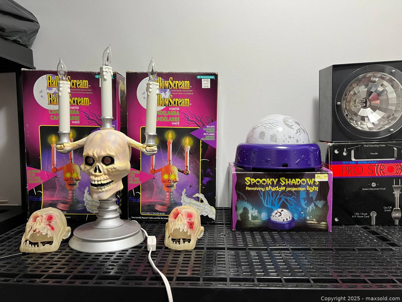 Halloween electronic lighting effects | Maxsold