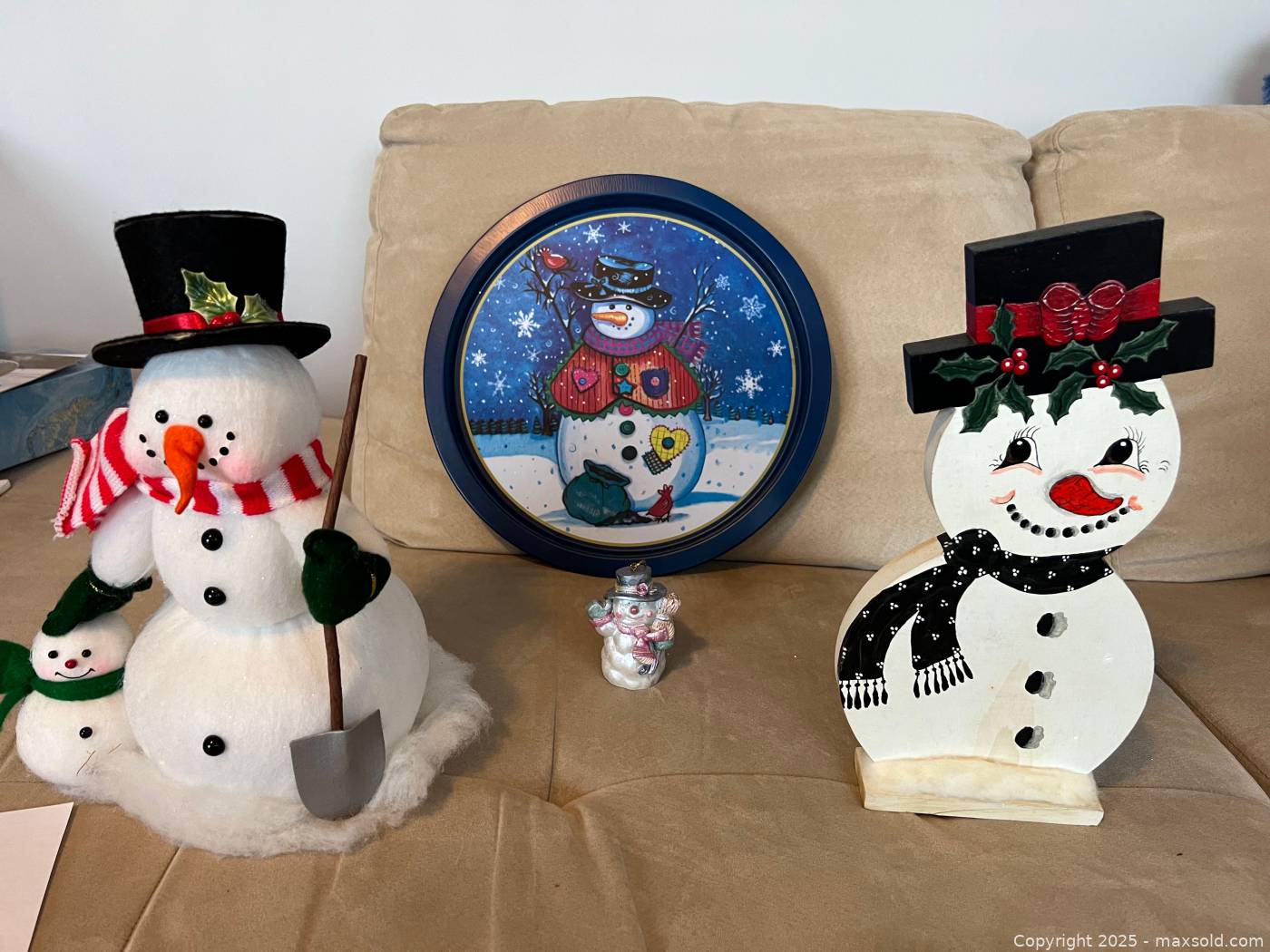 Frosty the Snowman figures and tray | Maxsold