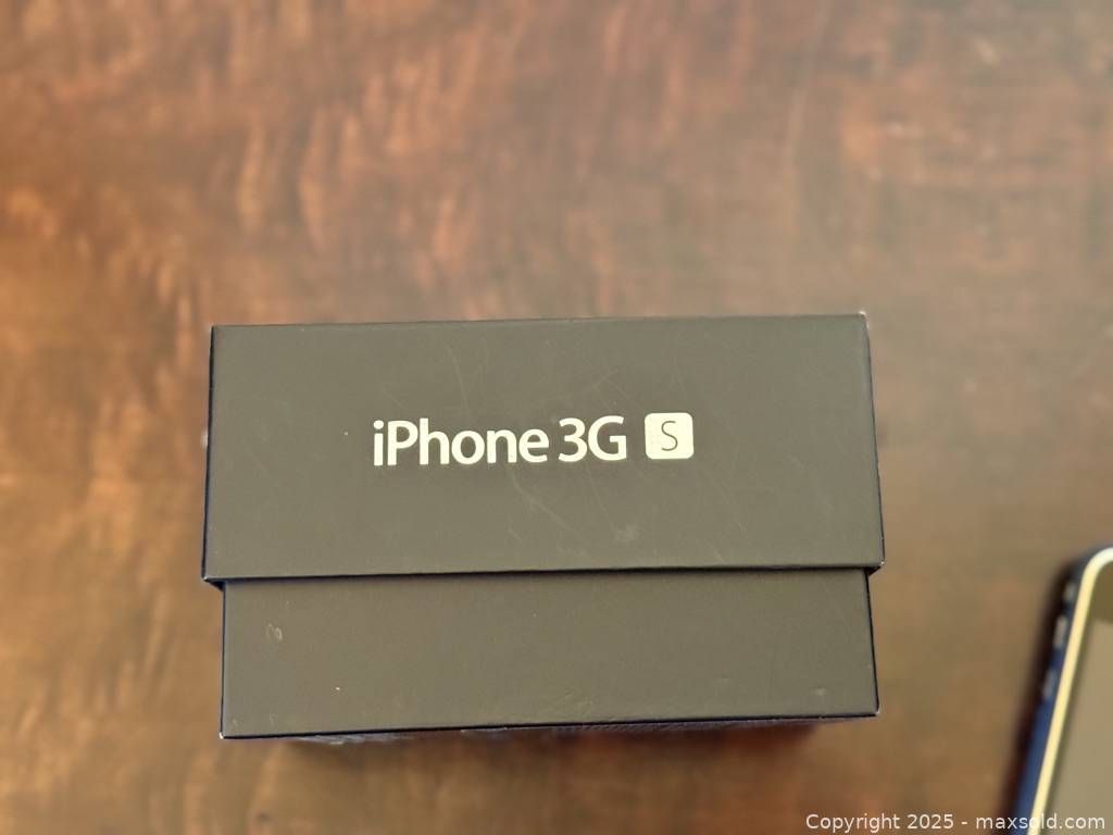 Apple iPhone 3GS smartphone with original box | Maxsold