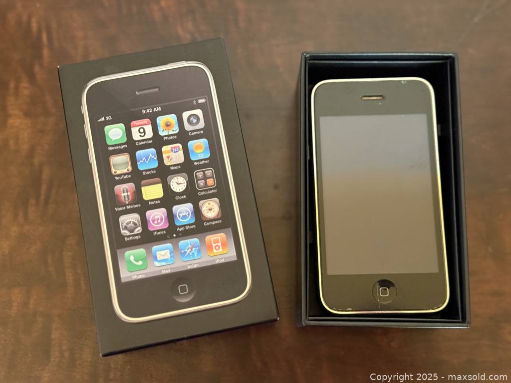 Apple iPhone 3GS smartphone with original box | Maxsold