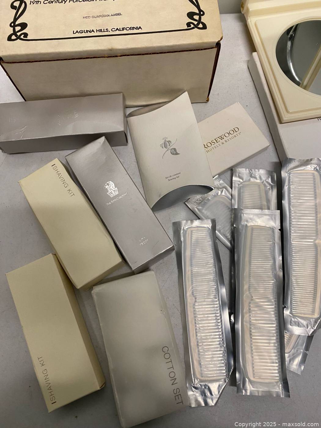 Vanity mirrors, lithophane night light and hotel amenity kits | Maxsold