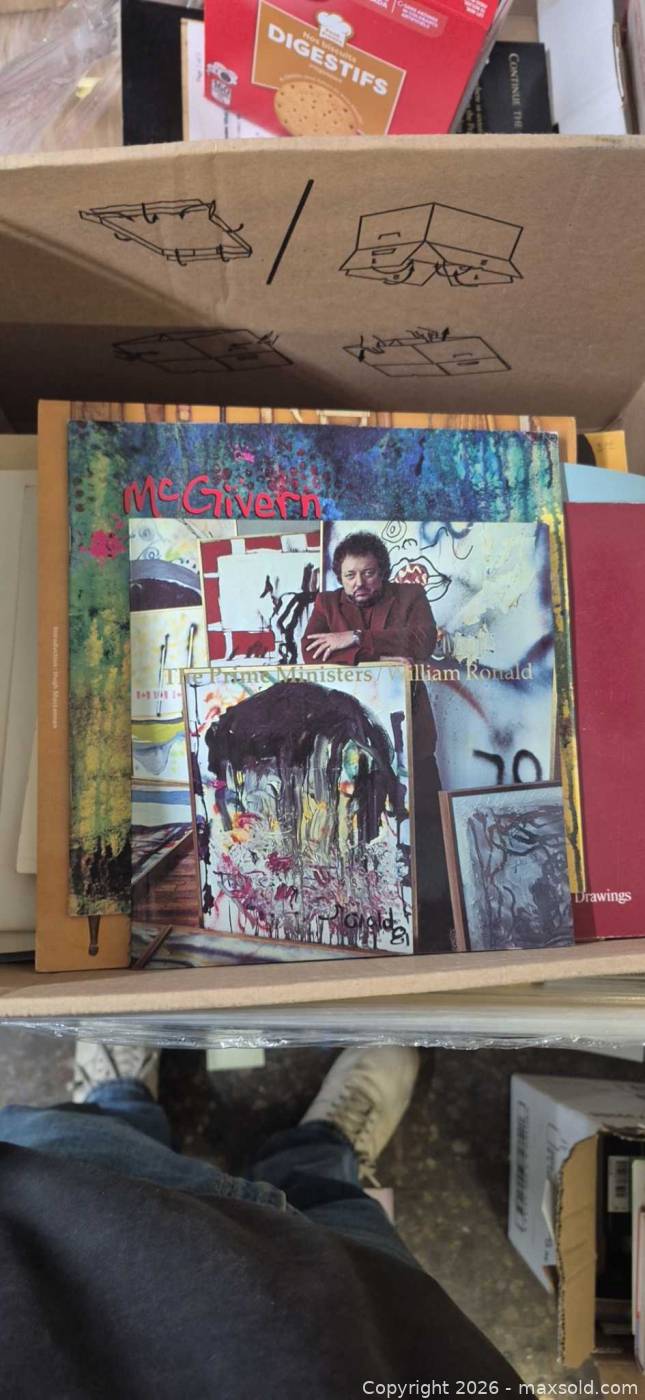 Box of art books and exhibit catalogues | Maxsold