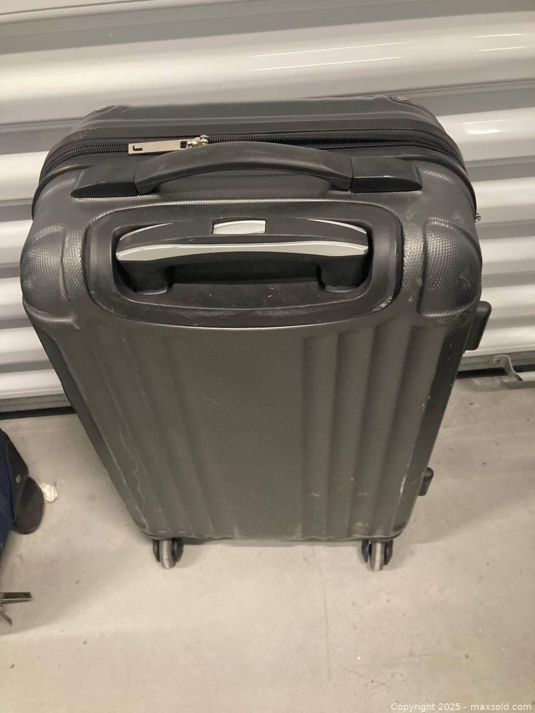 Five suitcases mixed hard and soft side | Maxsold