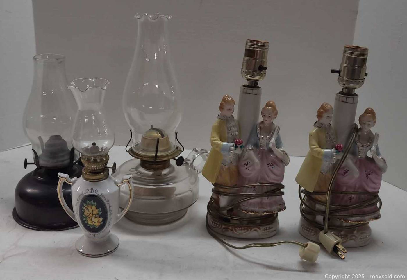 Vintage mixed table and oil lamps, 5 pcs | Maxsold