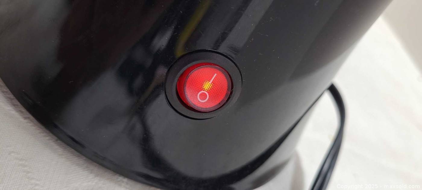 Poké Ball-shaped electric popcorn maker | Maxsold