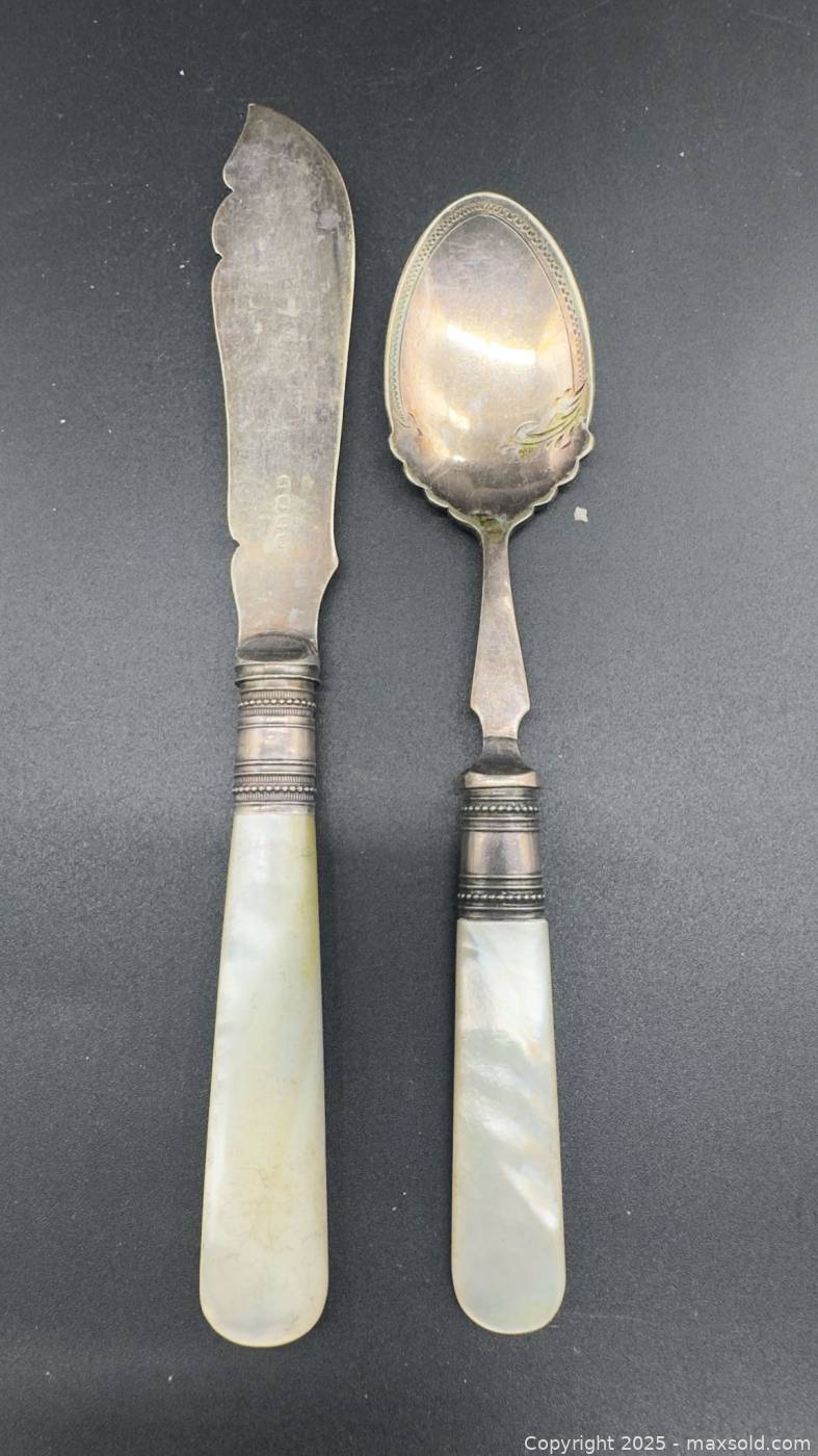 Butter knife and jam spoon, mother-of-pearl handles | Maxsold