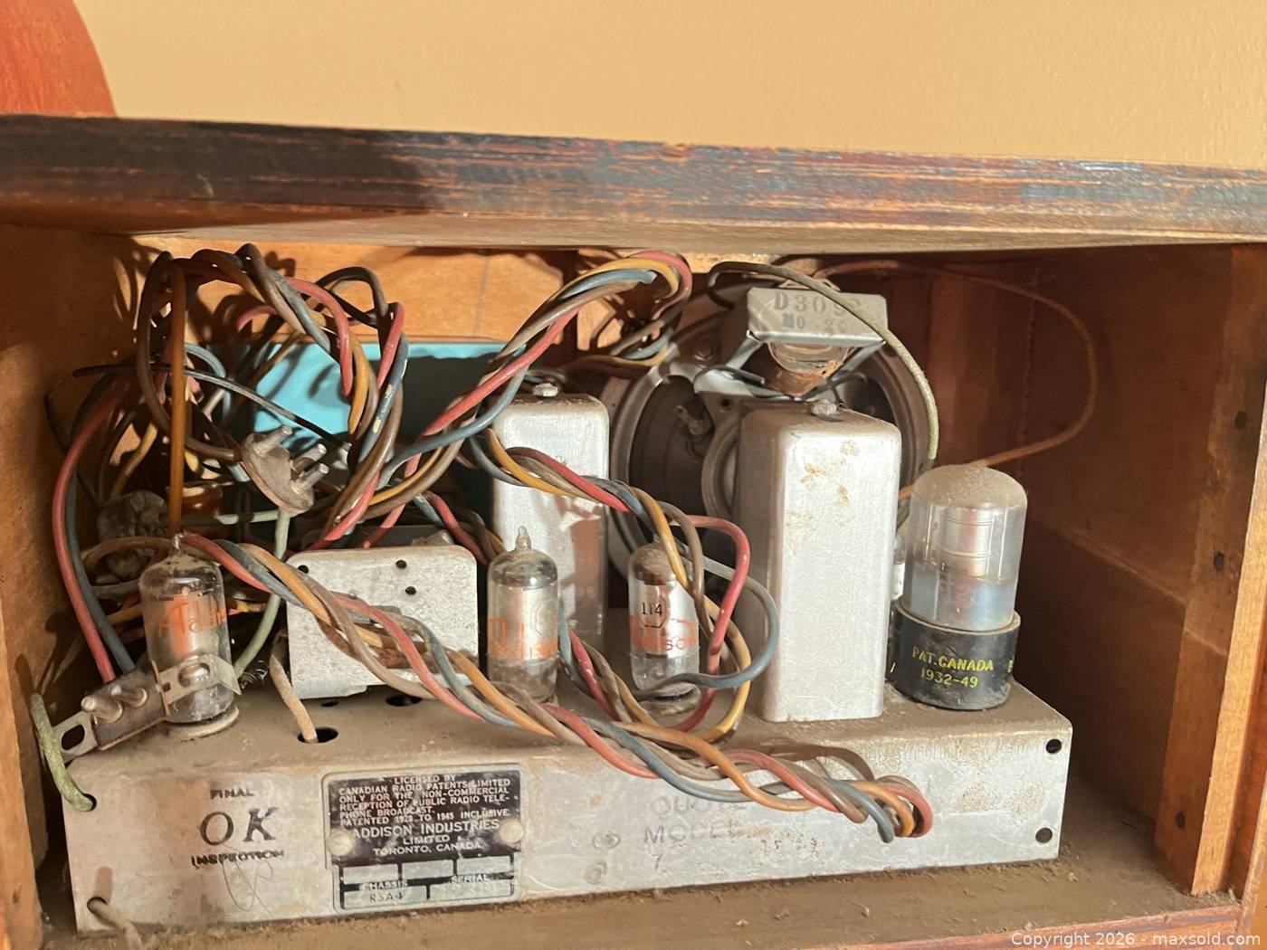 Addison Industries Ltd Model R5A4 tube radio chassis | Maxsold