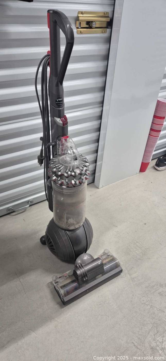Dyson DC77 upright ball corded vacuum | Maxsold