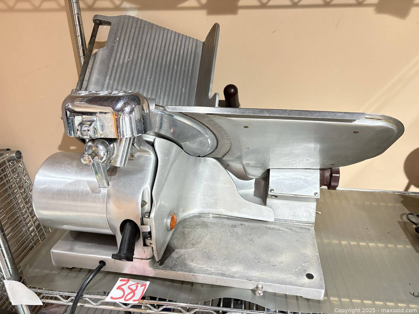 Globe Model 400 commercial meat slicer | Maxsold