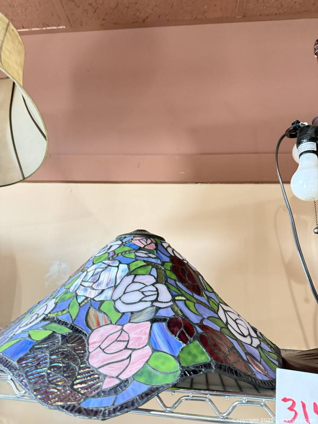 Stained glass Tiffany-style lamp | Maxsold