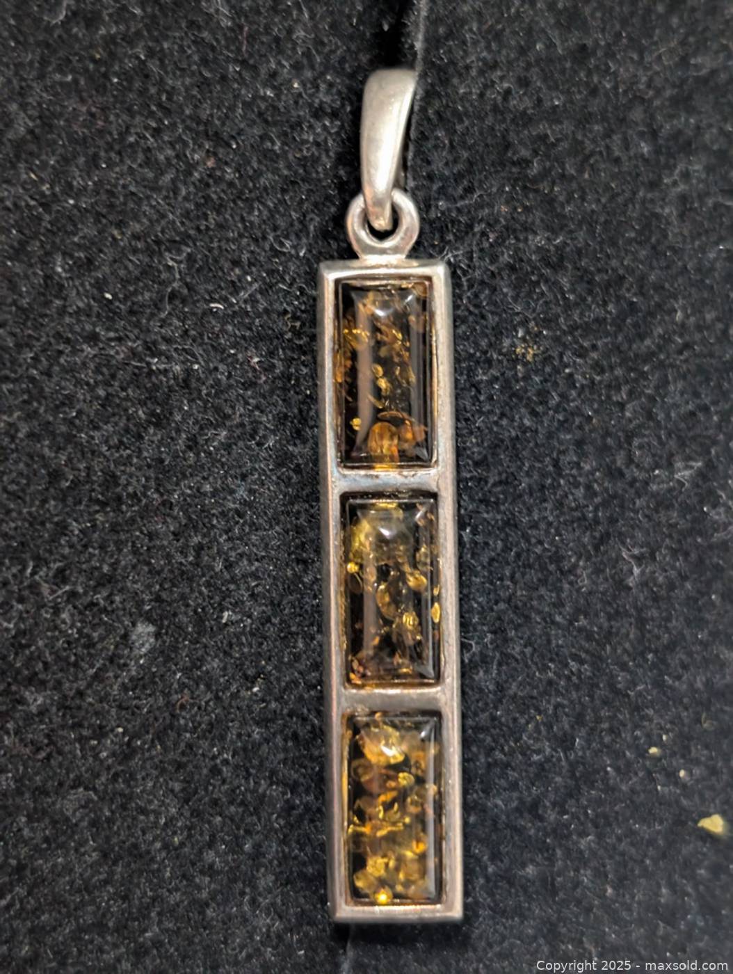 Silver Baltic amber pendant 3.46g | Maxsold