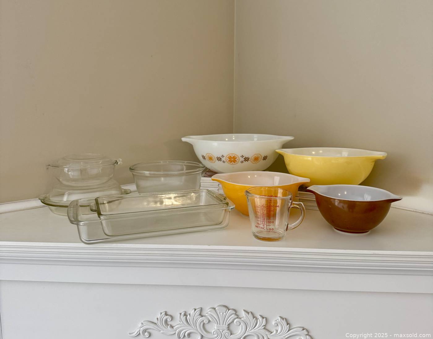 Pyrex mixing bowls, casseroles and bakeware | Maxsold