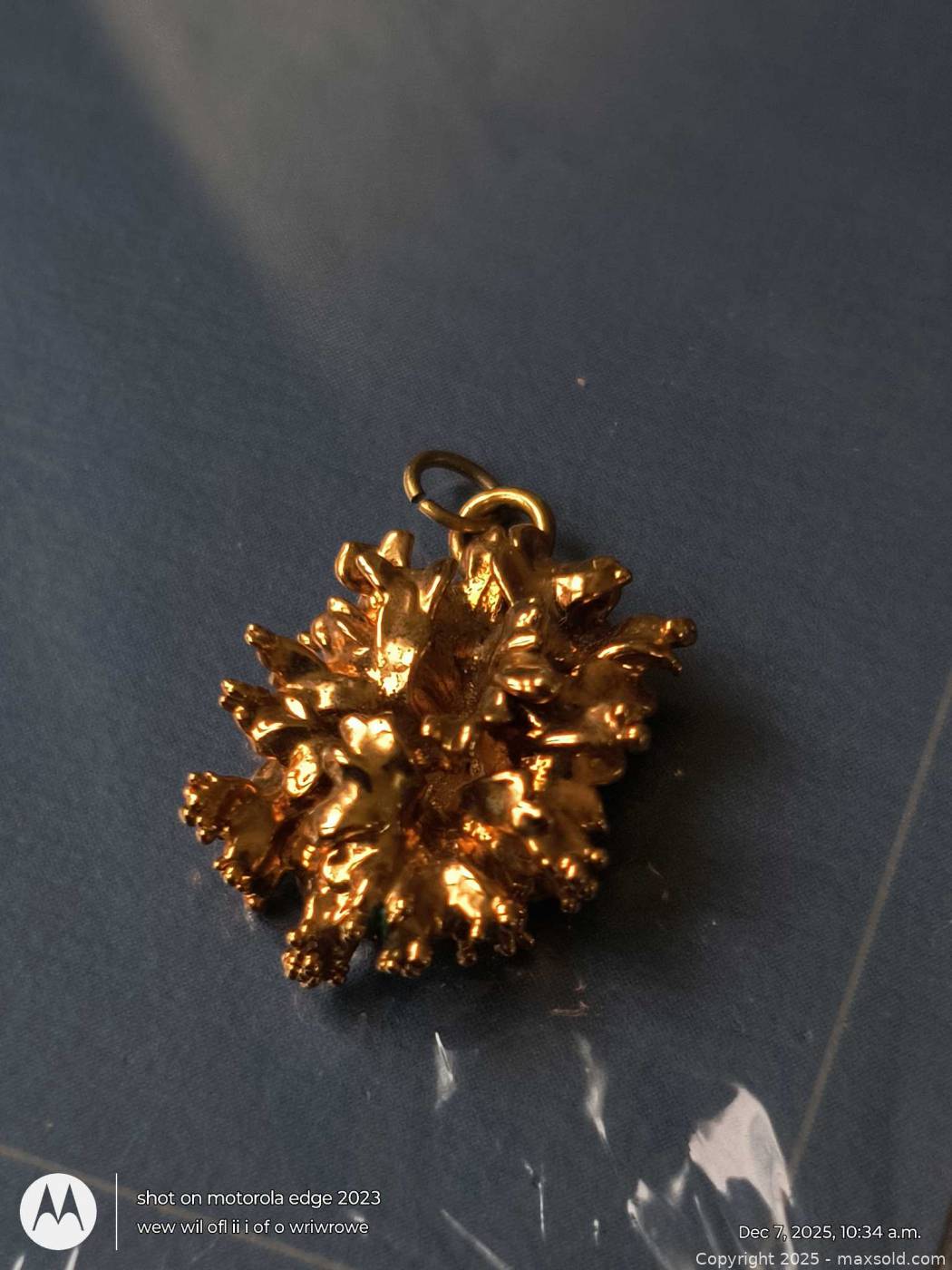 Gold-tone floral nugget pendant 1.1" | Maxsold