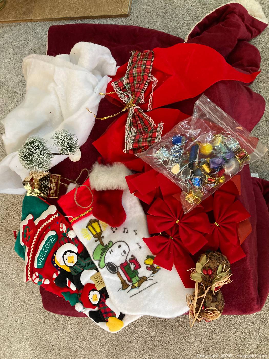 Assorted Christmas decoration lot | Maxsold