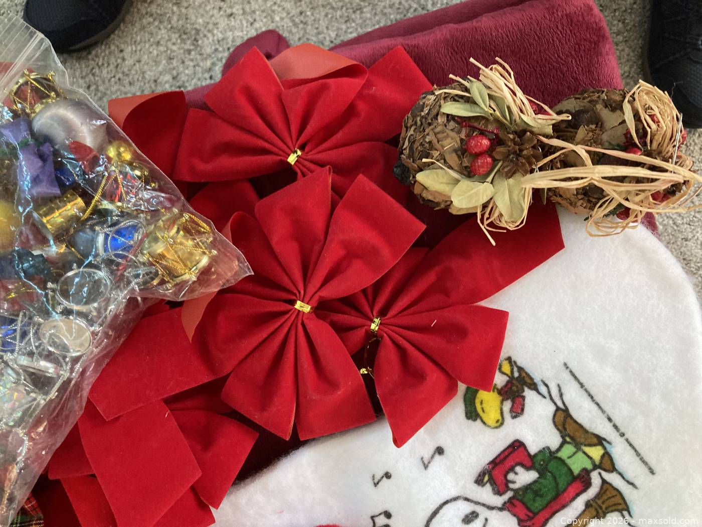 Assorted Christmas decoration lot | Maxsold