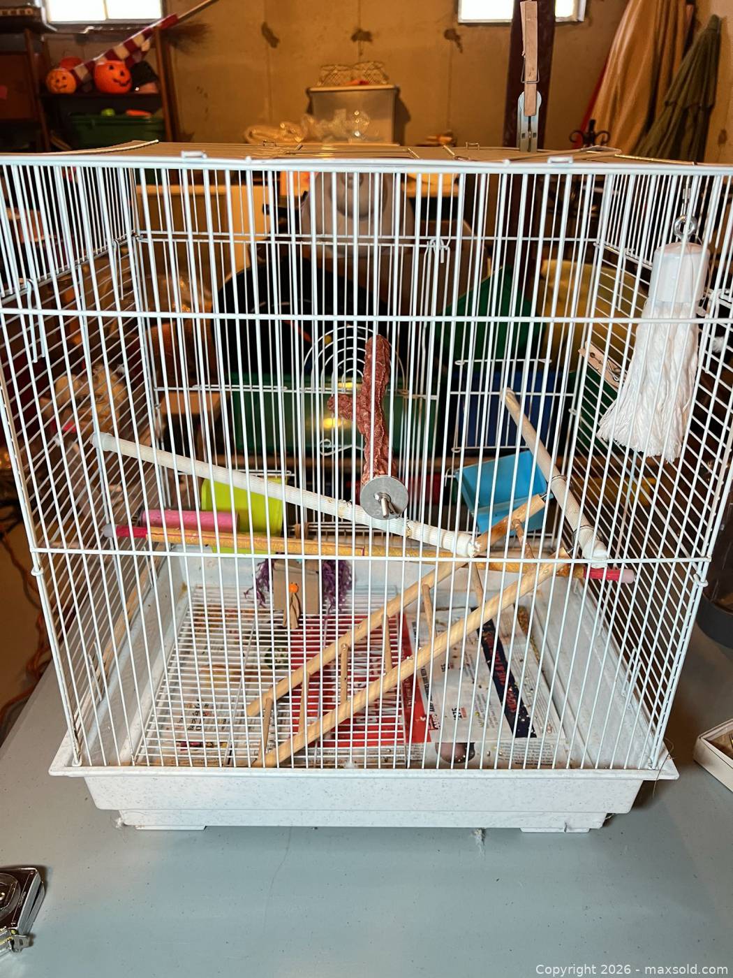 Small rectangular single-tier bird cage 20.5x18.5x14 in | Maxsold