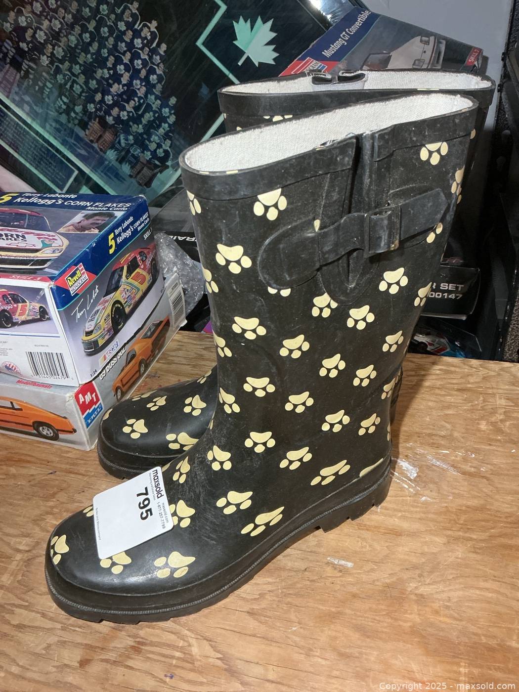 Black paw print rubber boots size 8 | Maxsold