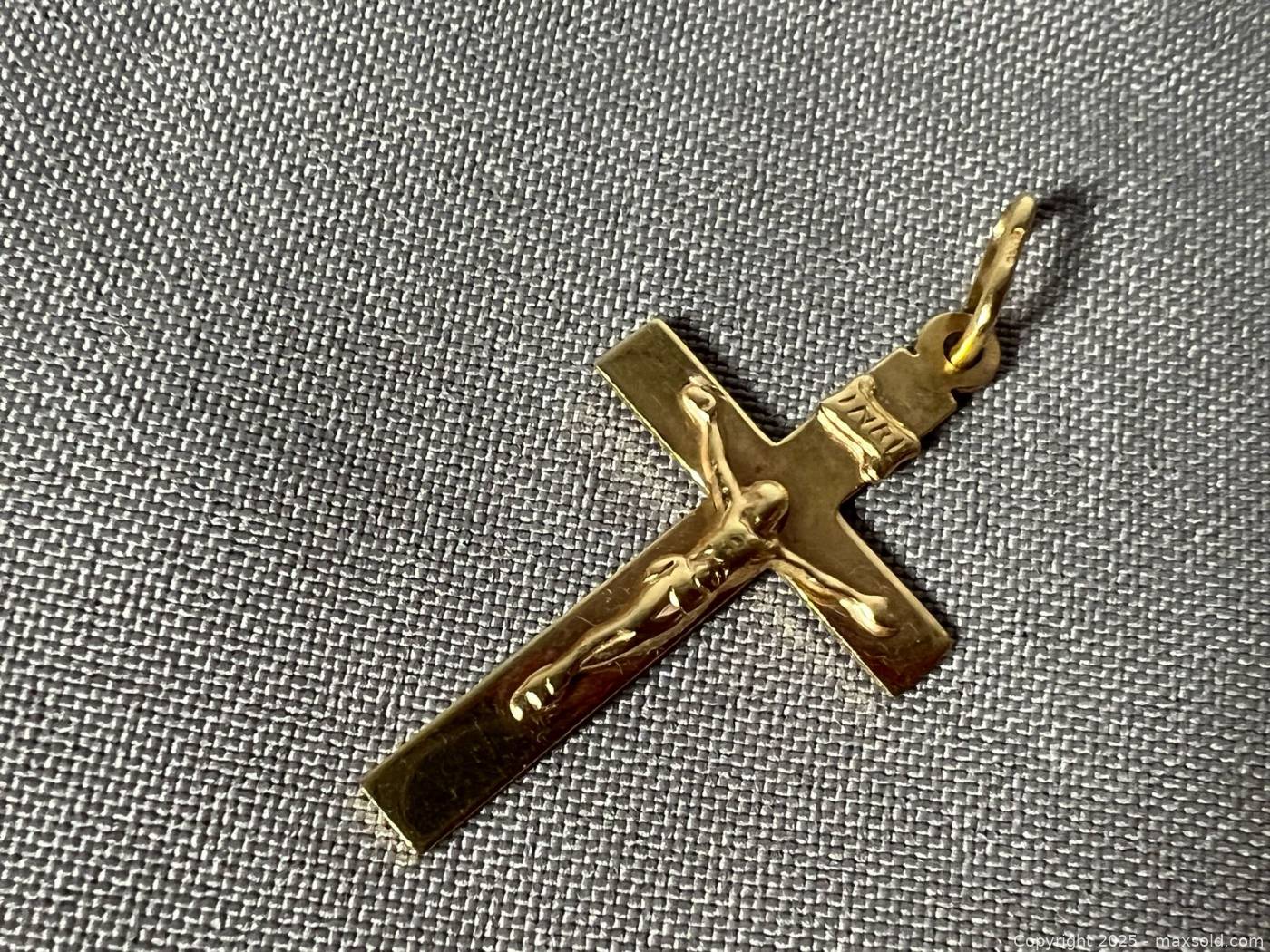 10K and 18K gold cross pendants | Maxsold