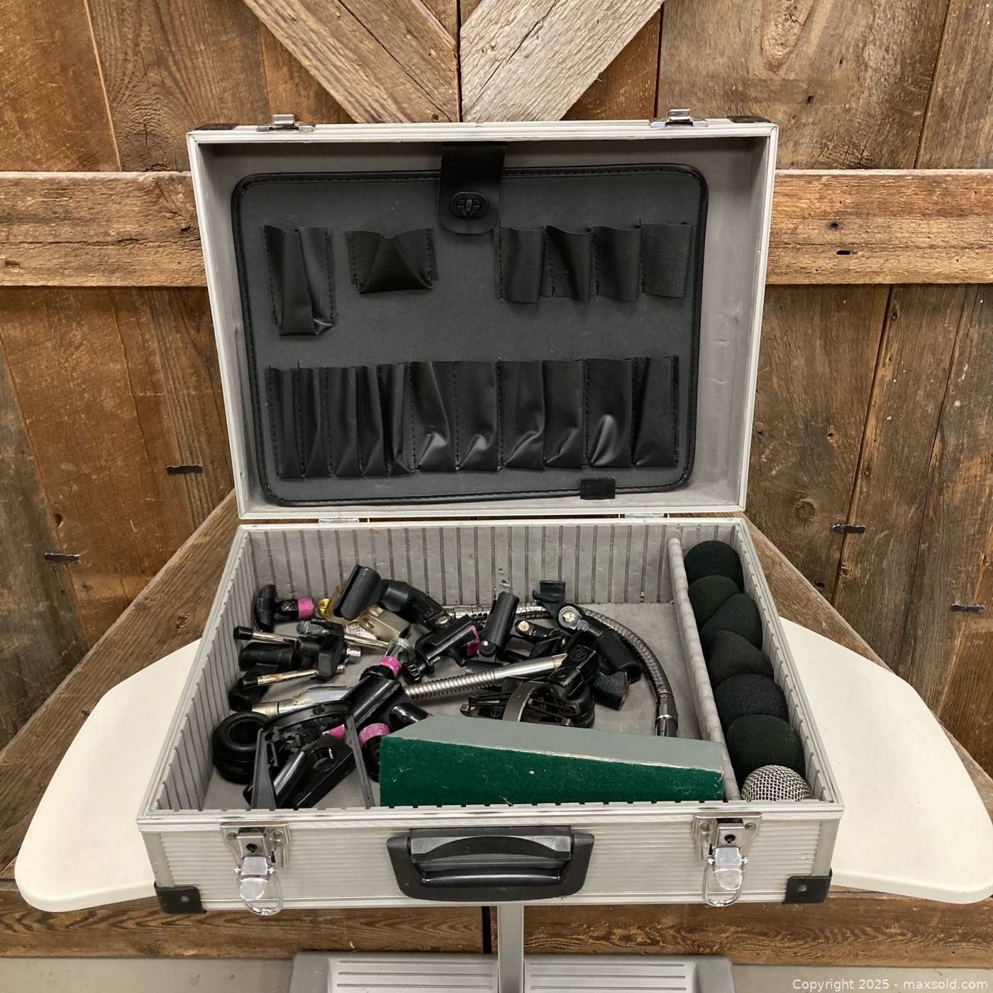 Microphone Clips, Windscreens, Gooseneck & Parts in Aluminum Case | Maxsold