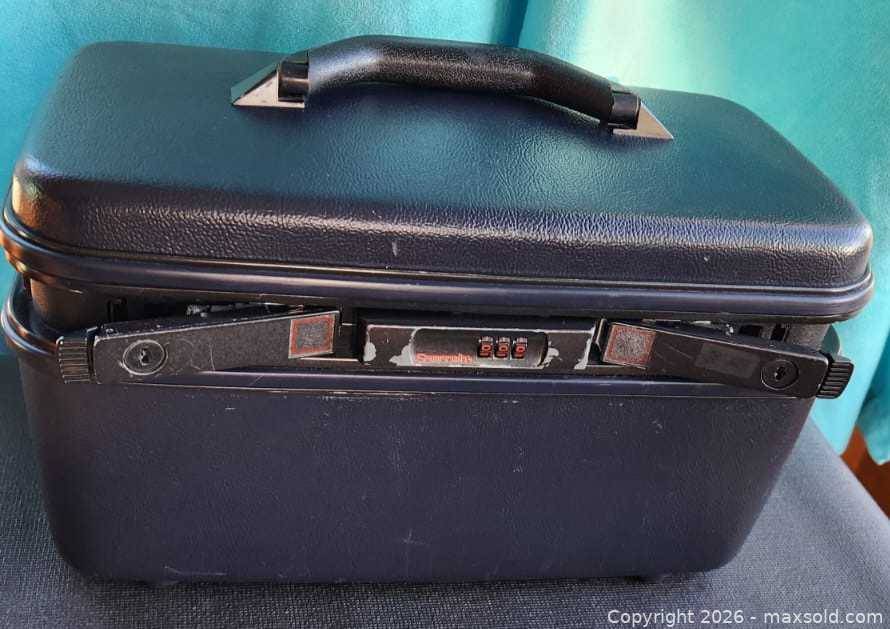 Samsonite dark blue hard cosmetic train case | Maxsold