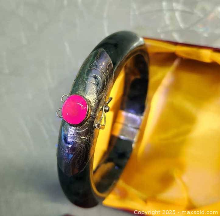 Jade bangle bracelet with ruby clasp | Maxsold