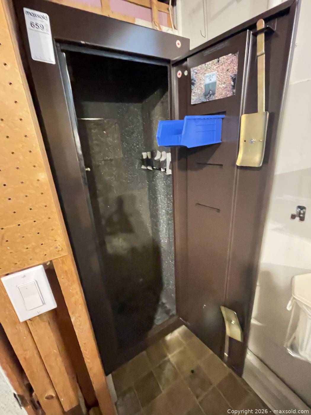 Metal Upright Sportsman Cabinet Safe | Maxsold