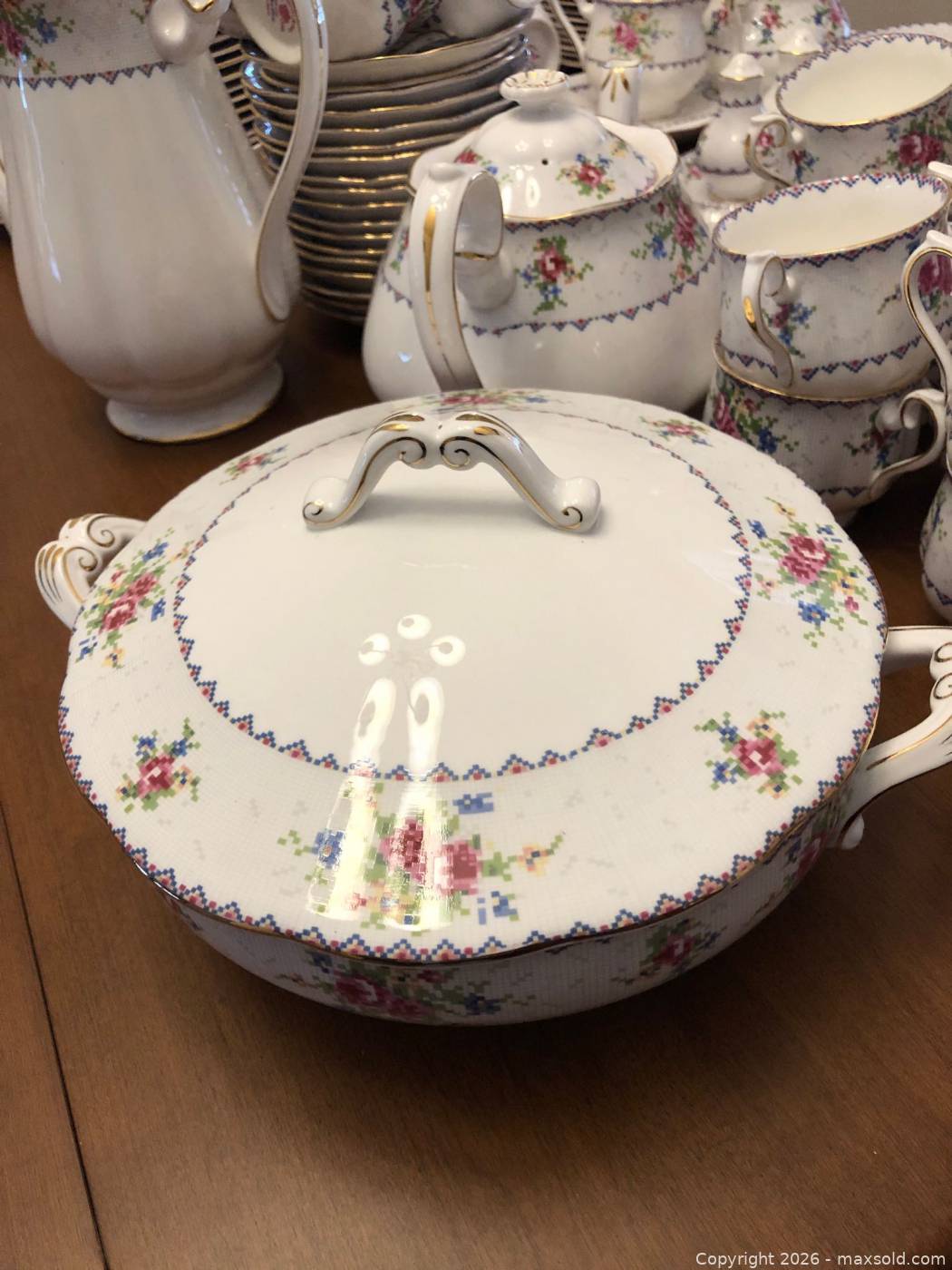 Royal Albert Petit Point bone china dinnerware | Maxsold