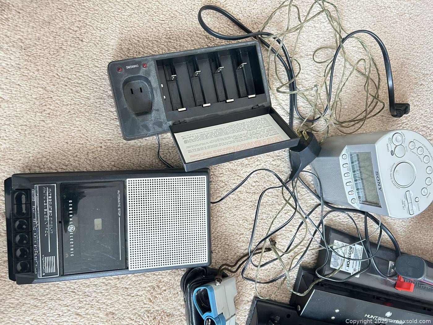 Mixed office supplies and small electronics | Maxsold