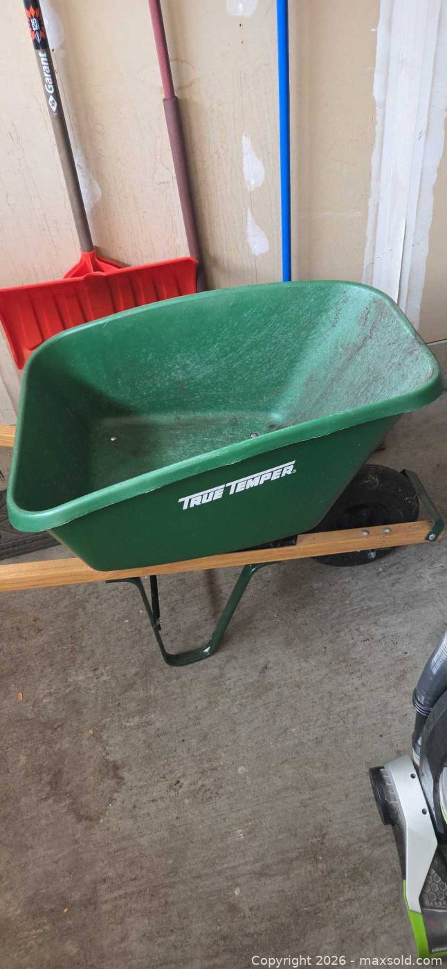True Temper plastic tub wheelbarrow | Maxsold