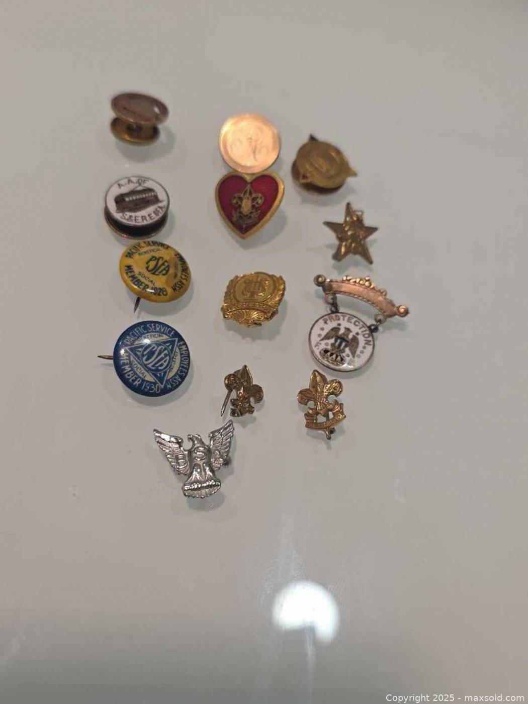 13 Vintage Lapel Pins And Badges | Maxsold