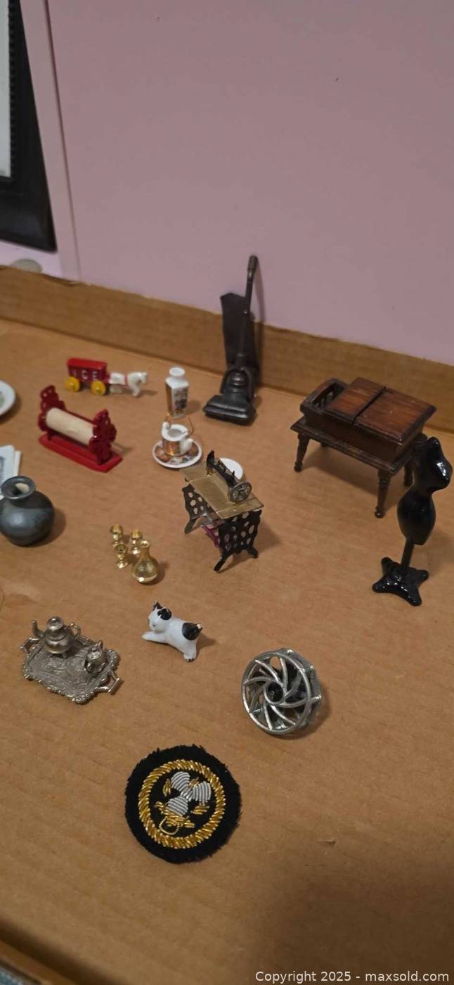1:12 scale dollhouse miniature accessories lot | Maxsold
