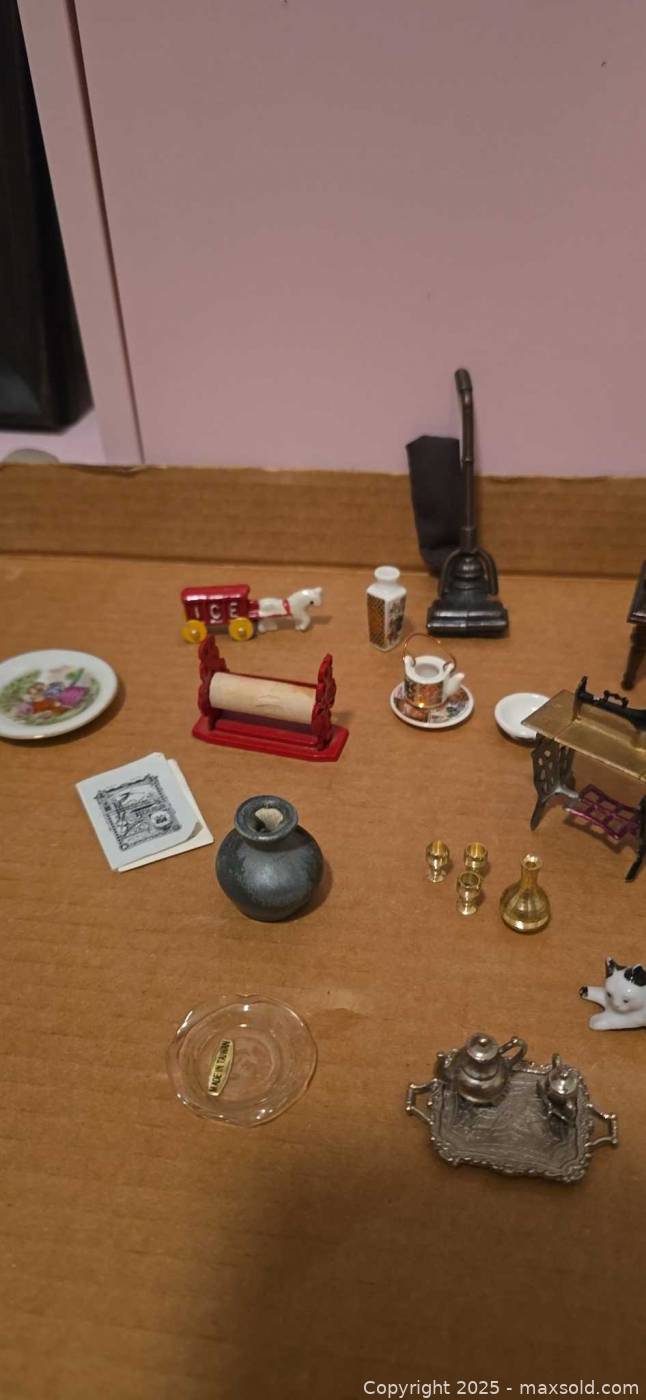 1:12 scale dollhouse miniature accessories lot | Maxsold