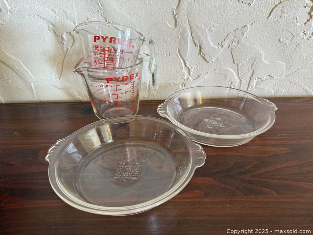 Vintage Pyrex measuring cups and oven dishes | Maxsold