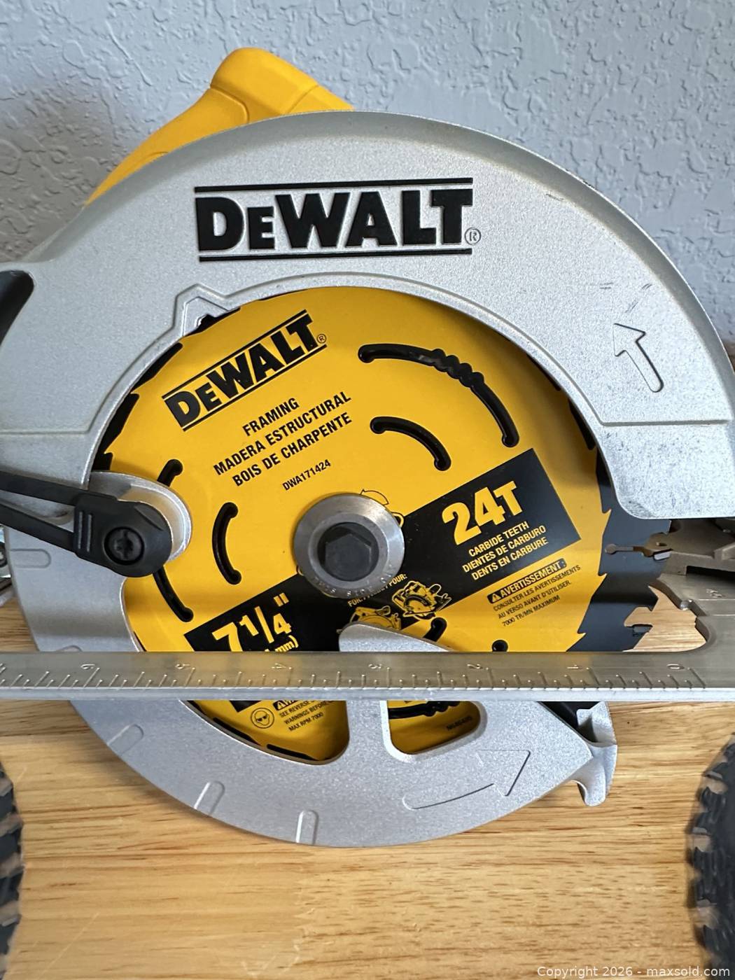 DeWalt corded 7-1/4" circular saw with two 24T framing blades | Maxsold
