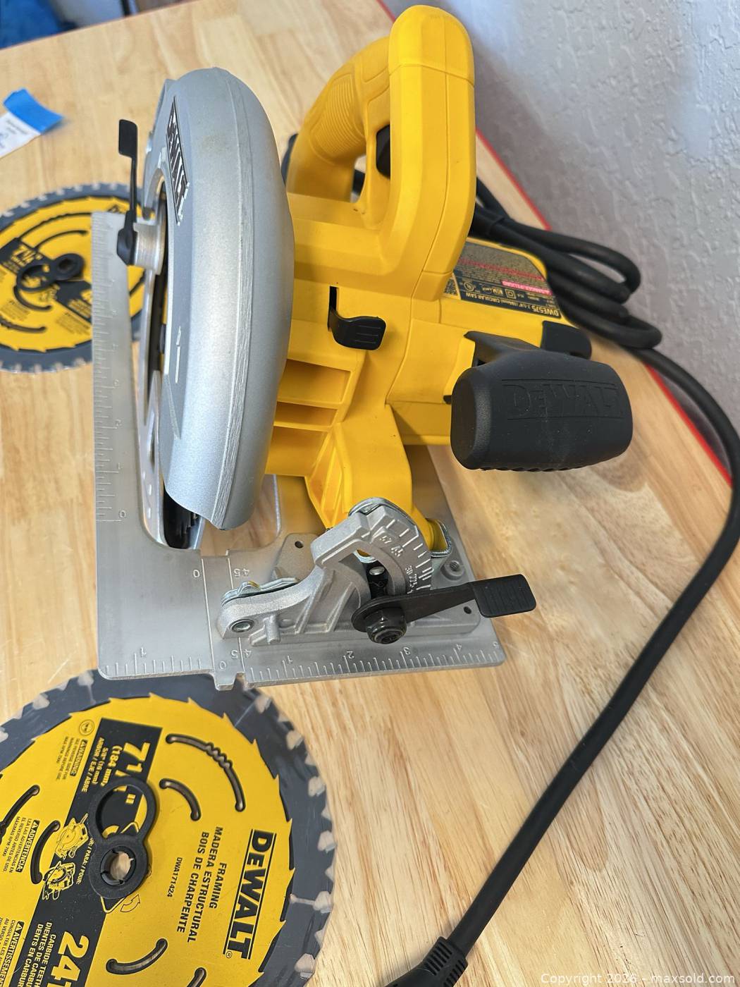 DeWalt corded 7-1/4" circular saw with two 24T framing blades | Maxsold