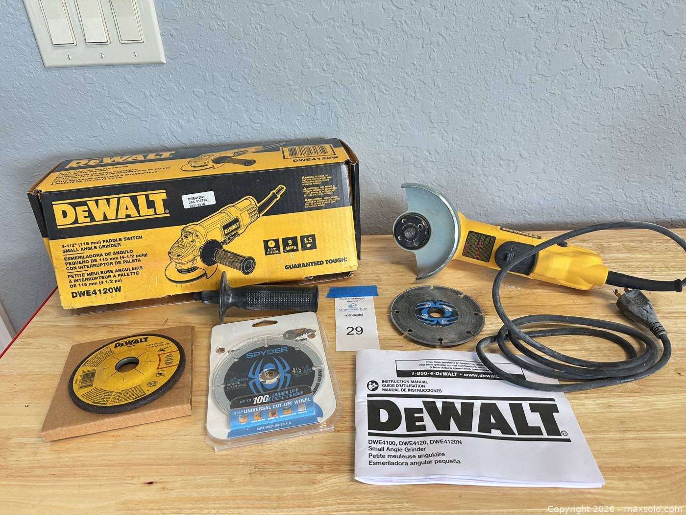 DeWalt DWE4120W 4-1/2 in angle grinder | Maxsold