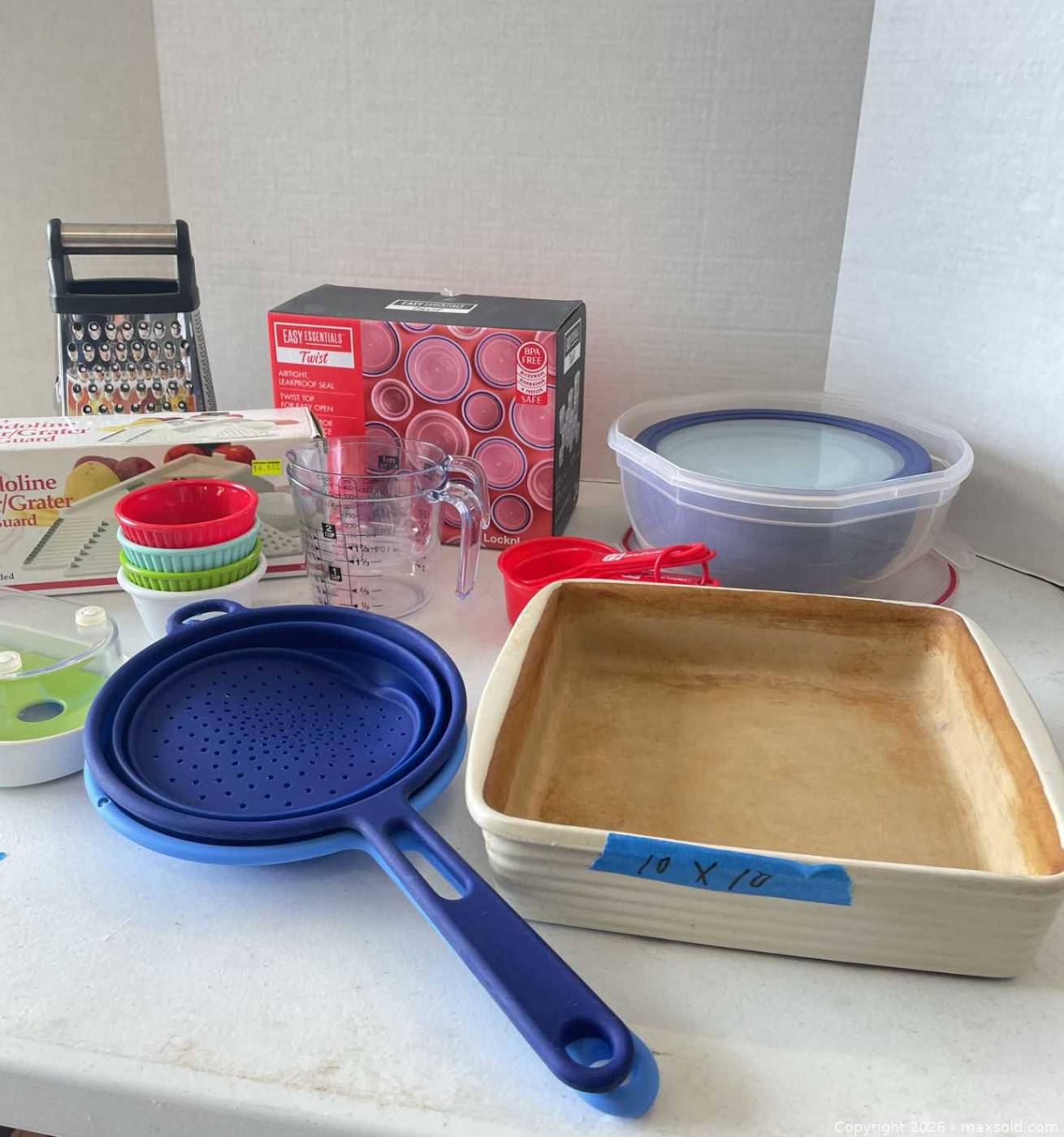 Kitchen utensils and bakeware lot | Maxsold