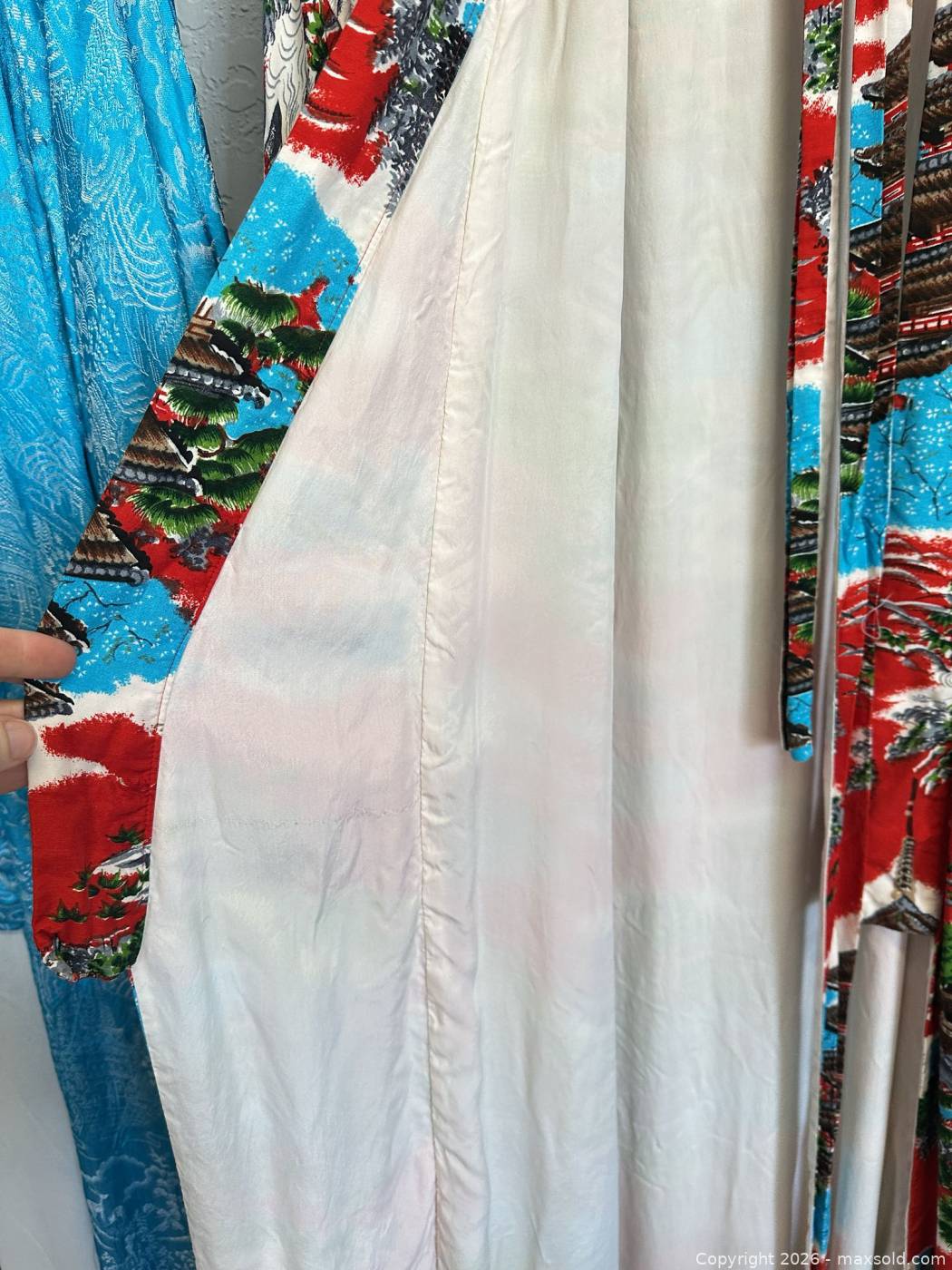 Pair Japanese-style kimono robes | Maxsold