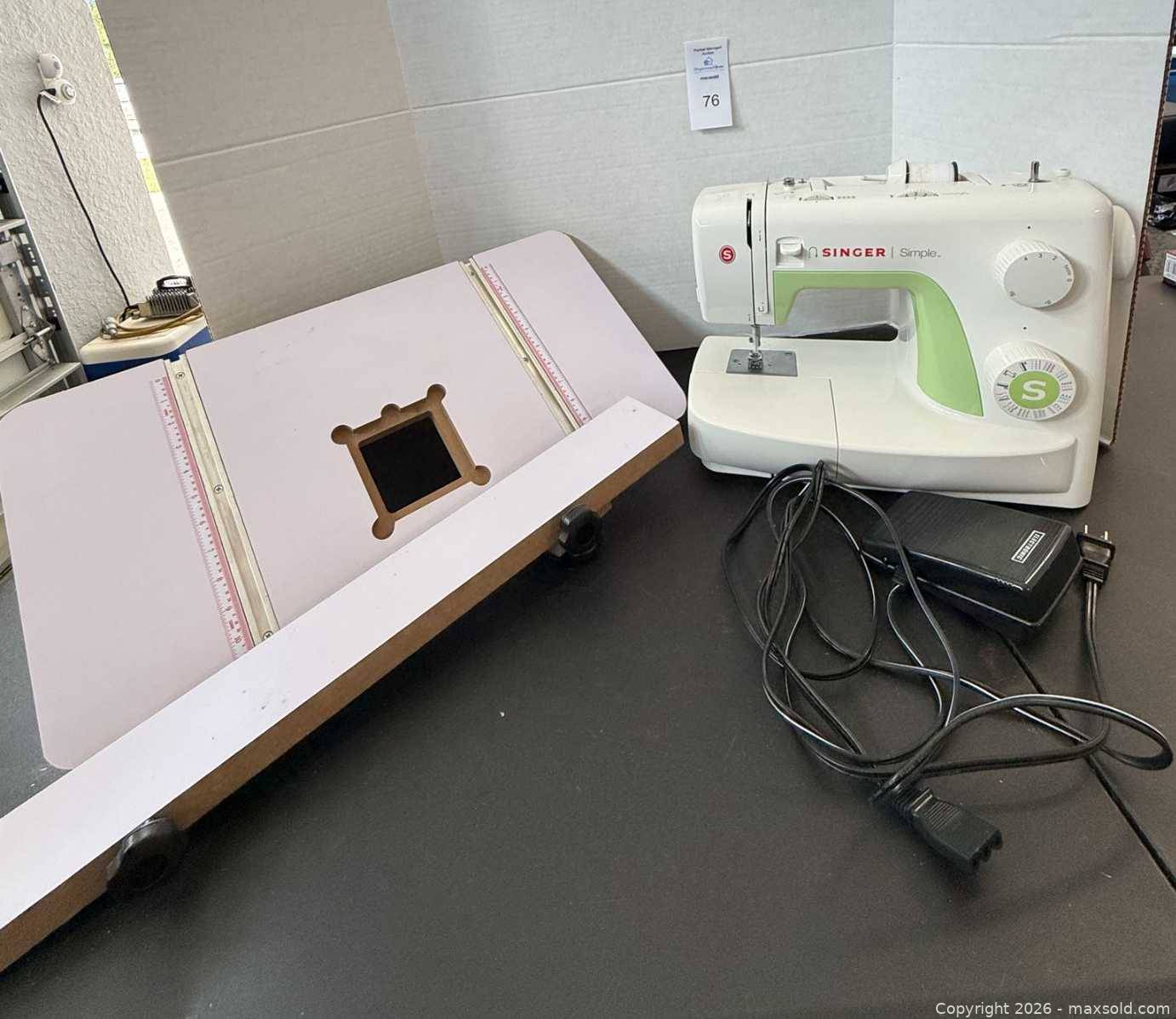 Singer 3229 mechanical sewing machine, pedal, extension table, guide ...