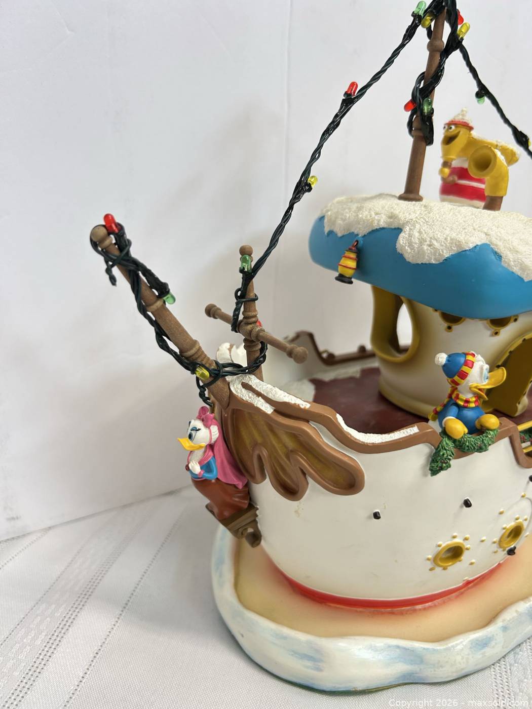 Disney Donald Duck Miss Daisy light-up resin boat | Maxsold
