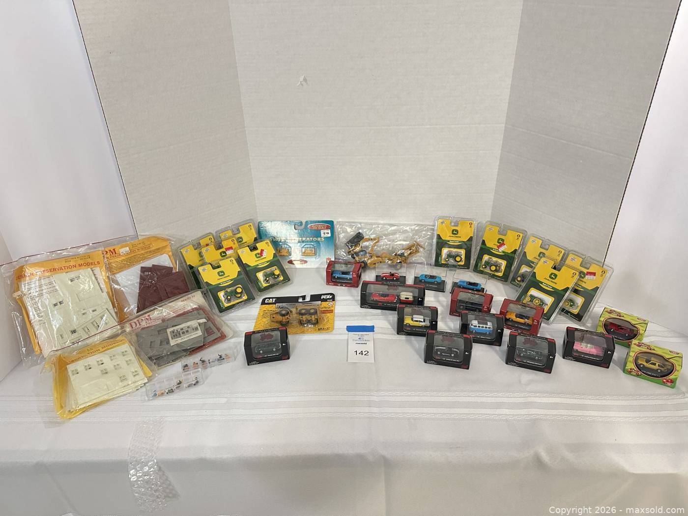 John Deere HO die-cast vehicles & kits | Maxsold