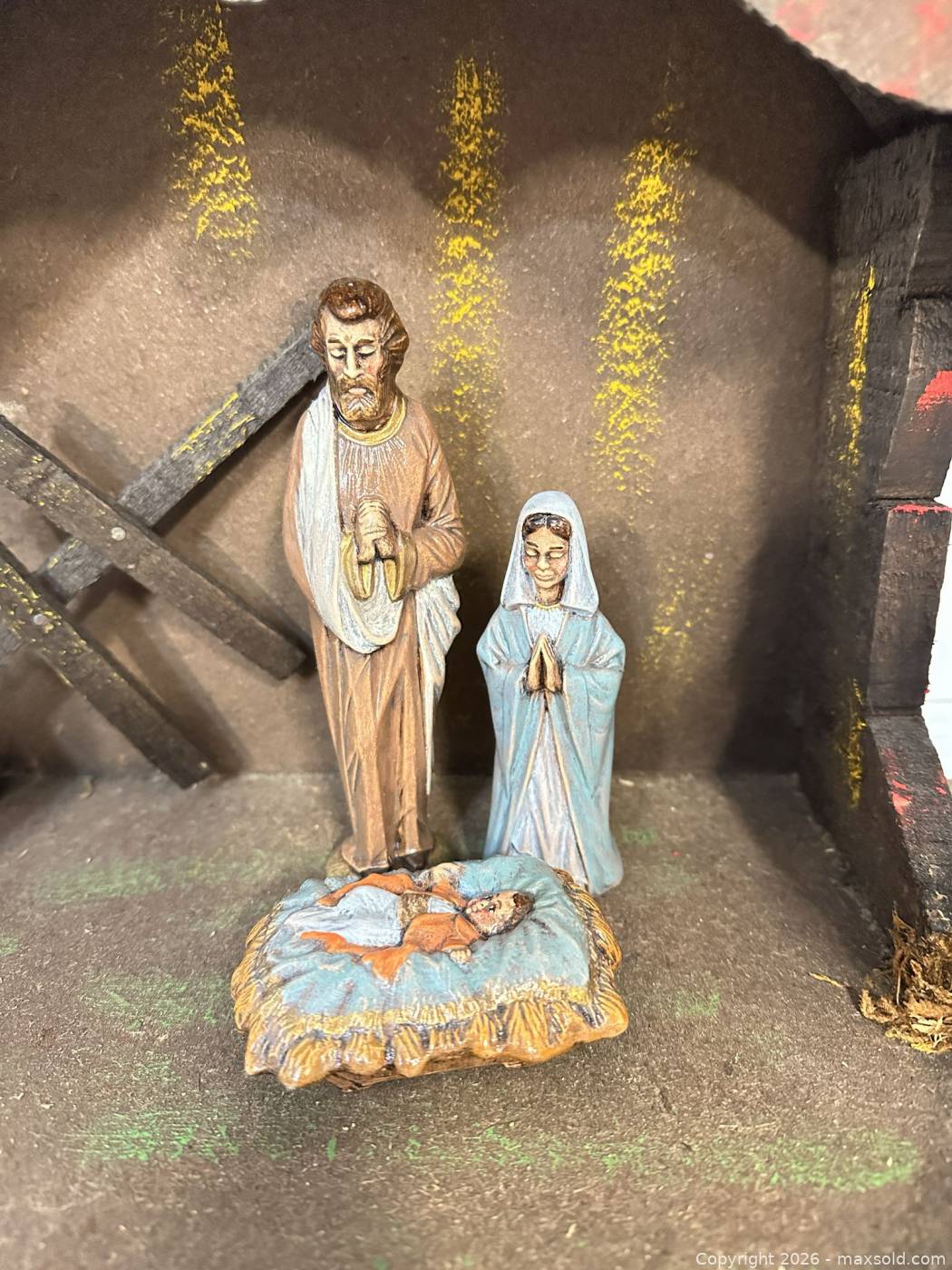 Nativity scene with wooden stable, 14 pieces | Maxsold
