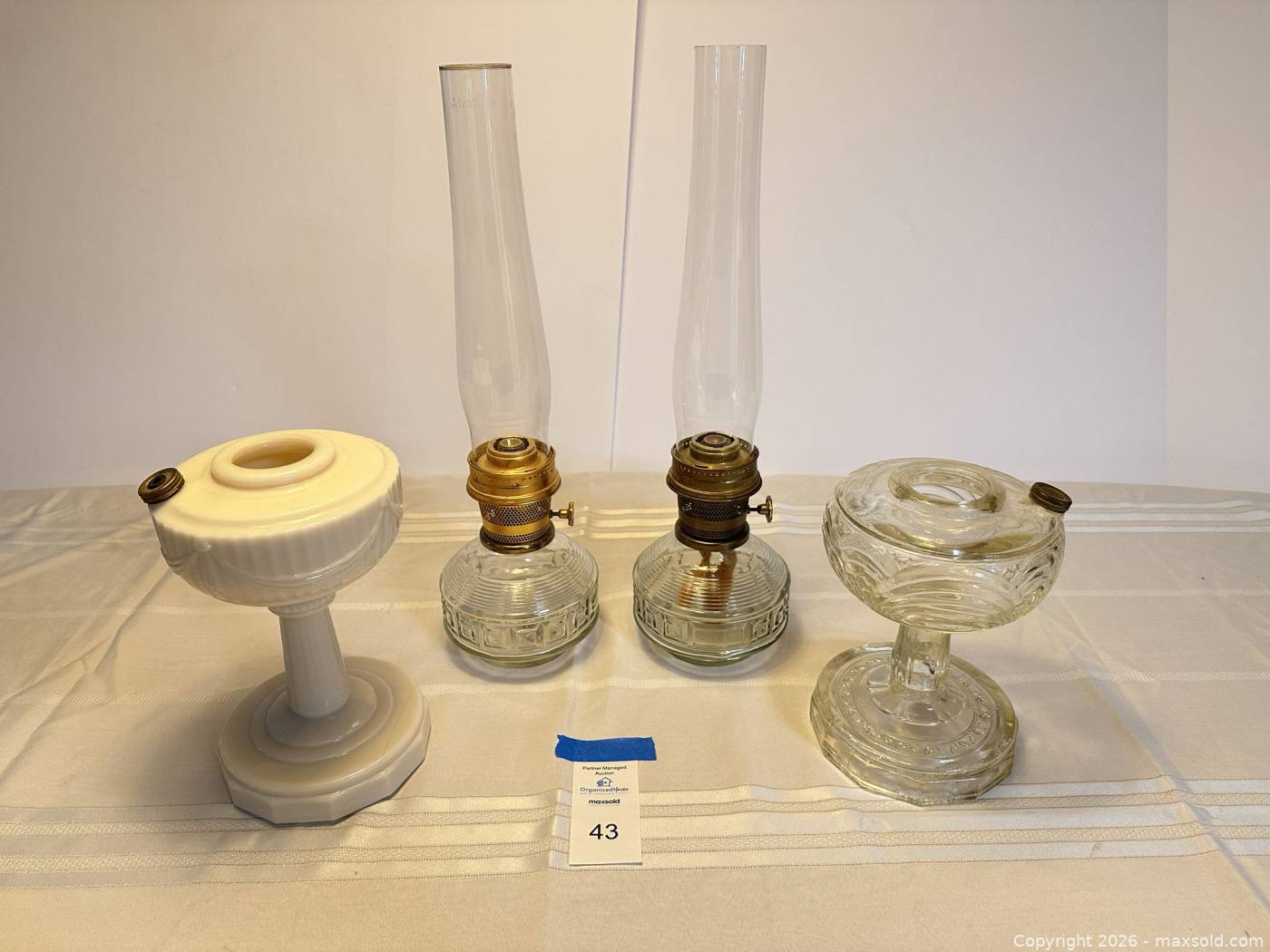 4 Aladdin glass oil lamp bases with 2 chimneys | Maxsold