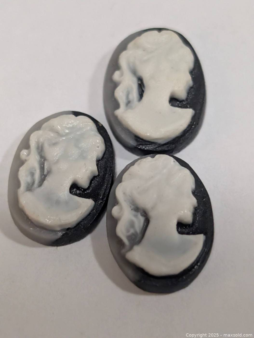 Three oval shell cameo cabochons | Maxsold