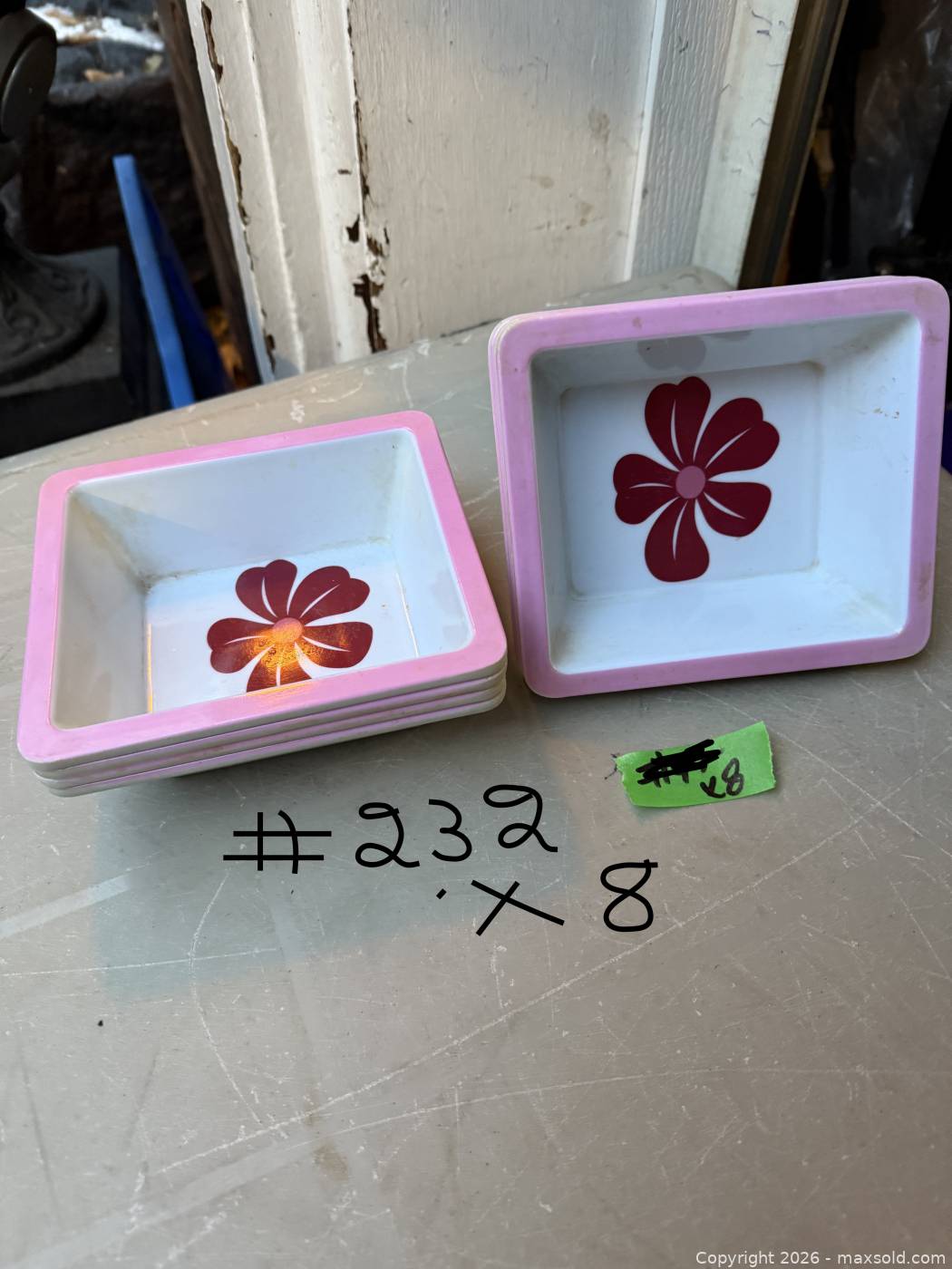 8 melamine square bowls with flower motif | Maxsold