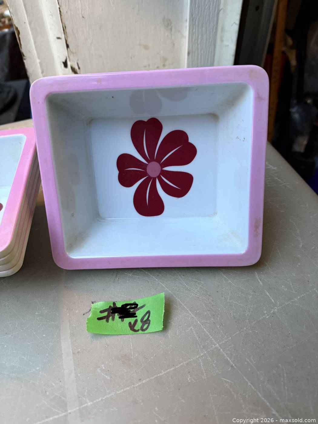 8 melamine square bowls with flower motif | Maxsold