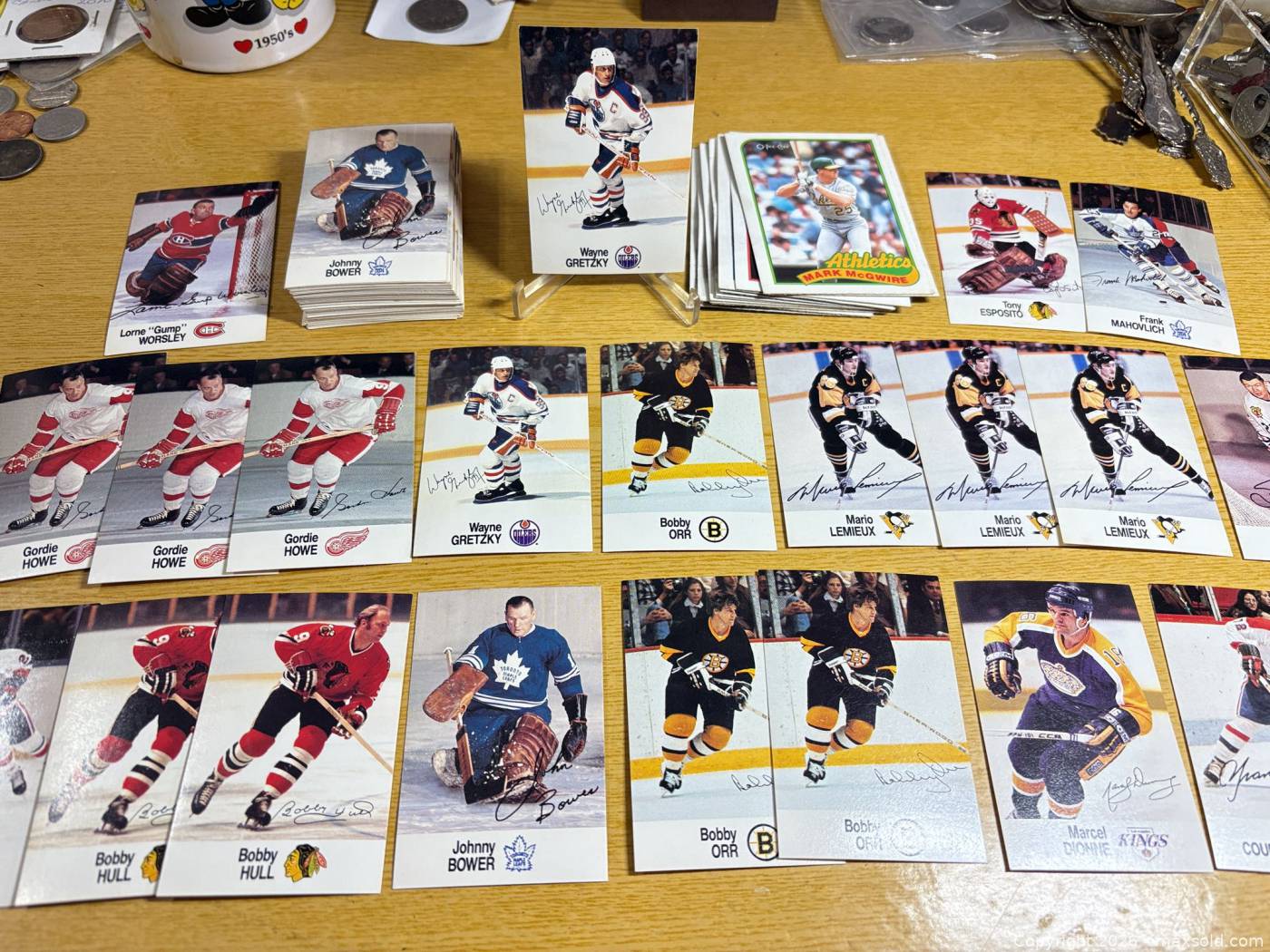 Mixed hockey and baseball trading cards | Maxsold